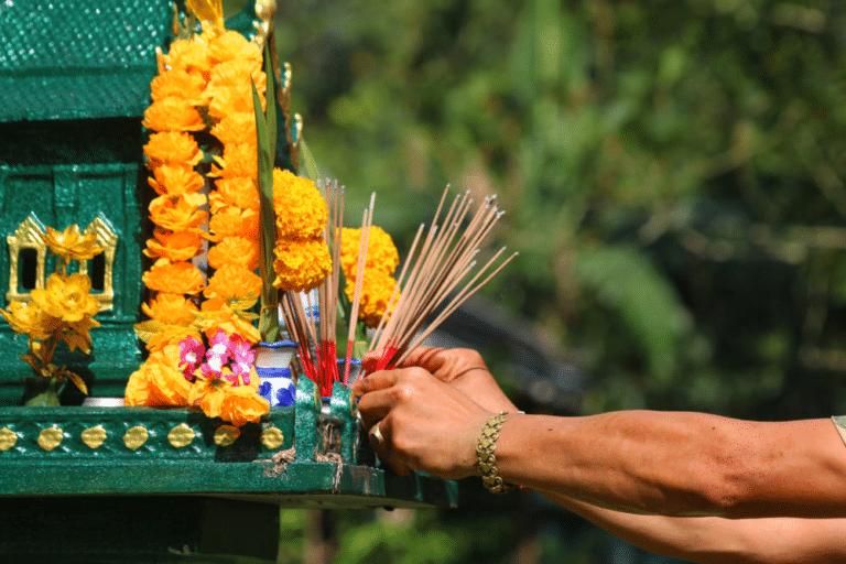 10 วิธีไหว้เจ้าที่หน้าบ้านที่ถูกต้อง (อัปเดต 2025) - InnoHome